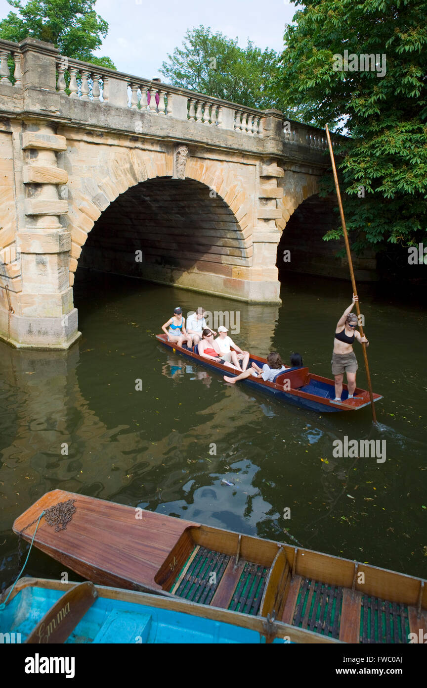 Punting on the river Cherwell near Magdalen bridge in the University ...