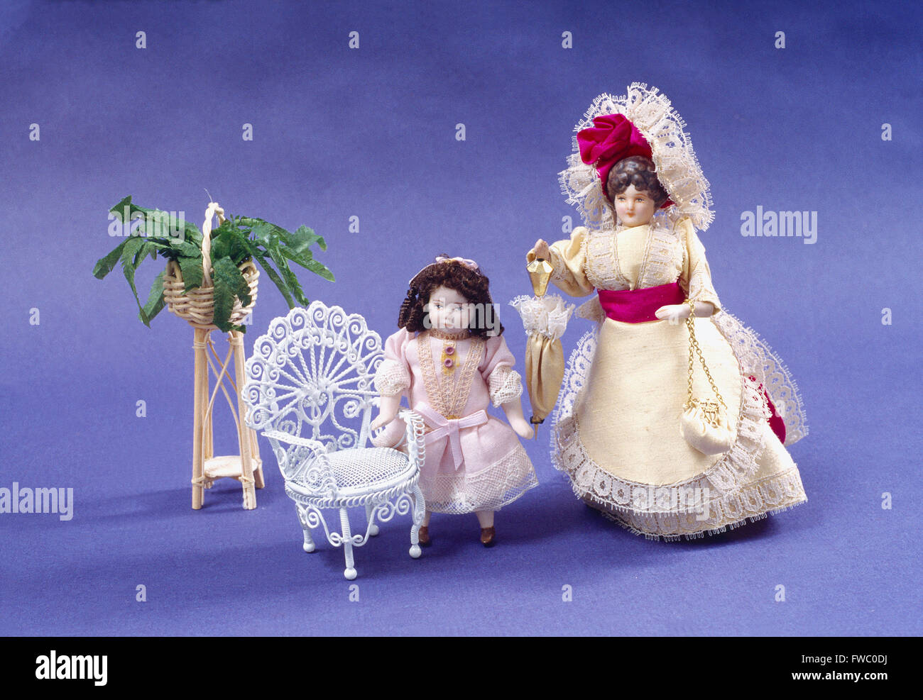 Dolls house miniatures hi-res stock photography and images - Alamy