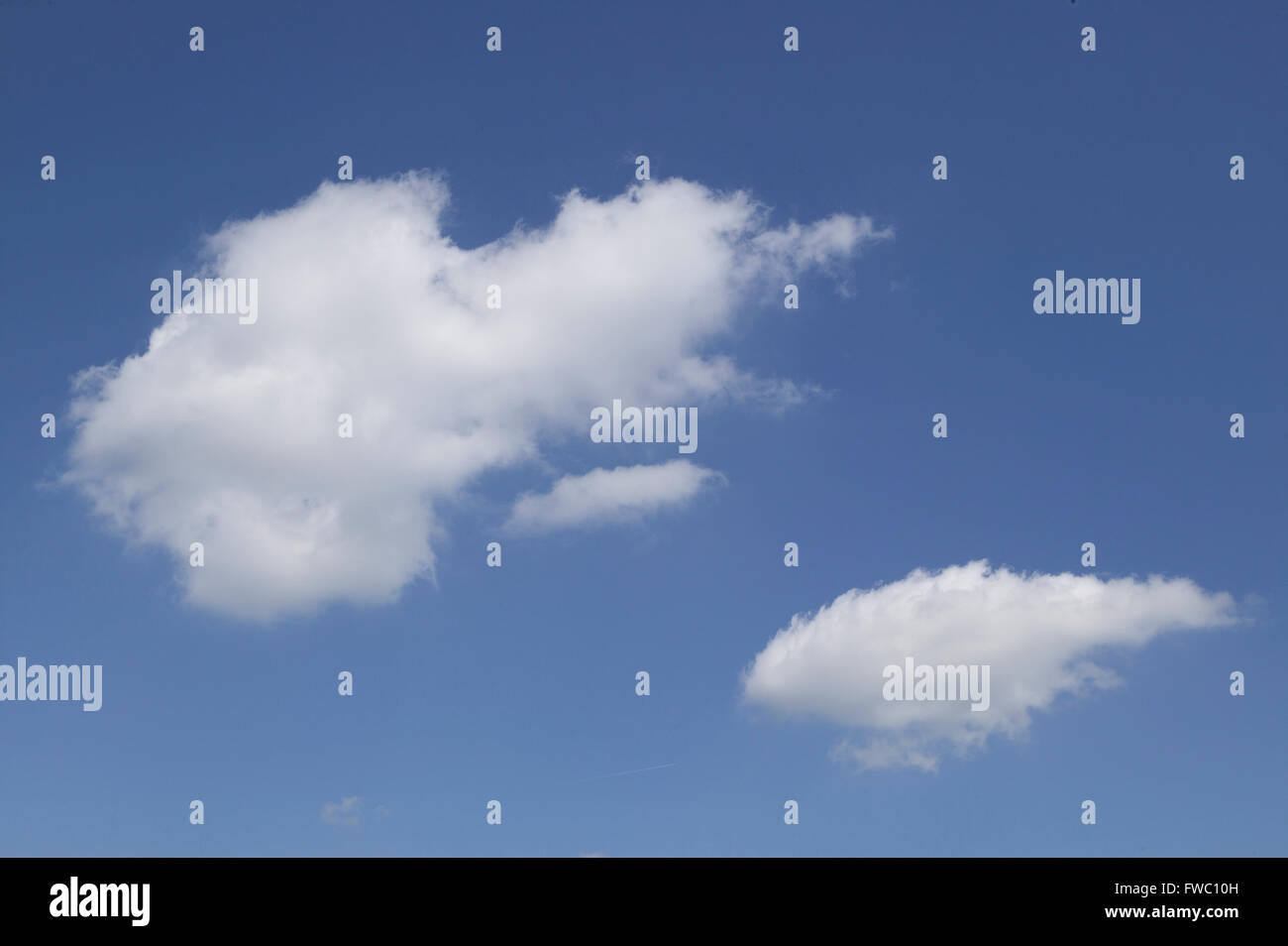 Simple cloud patterns in a blue sky Stock Photo - Alamy