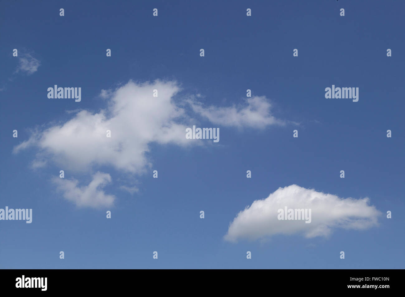 Simple cloud patterns in a blue sky Stock Photo - Alamy
