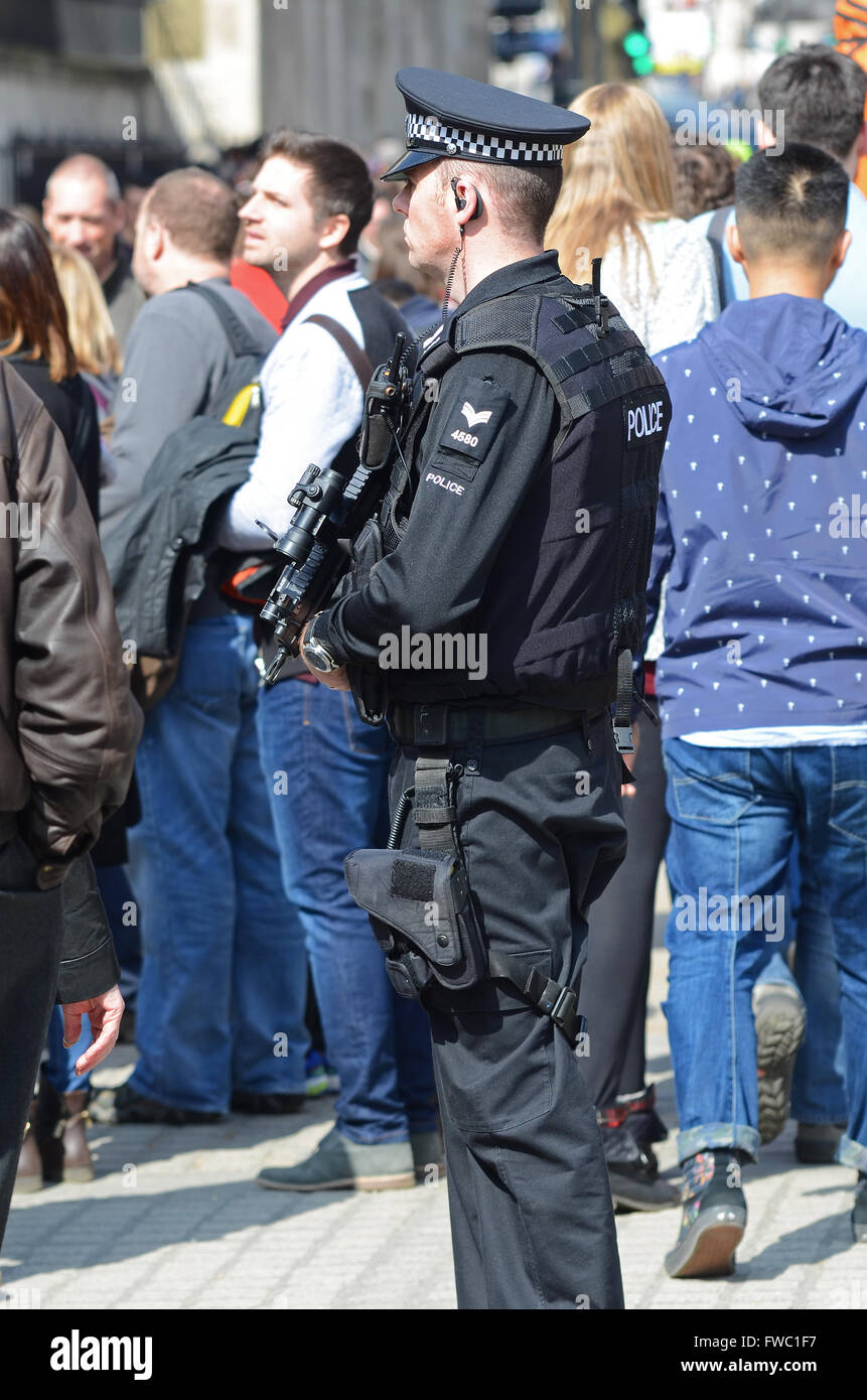Armed police officers london hi-res stock photography and images - Alamy