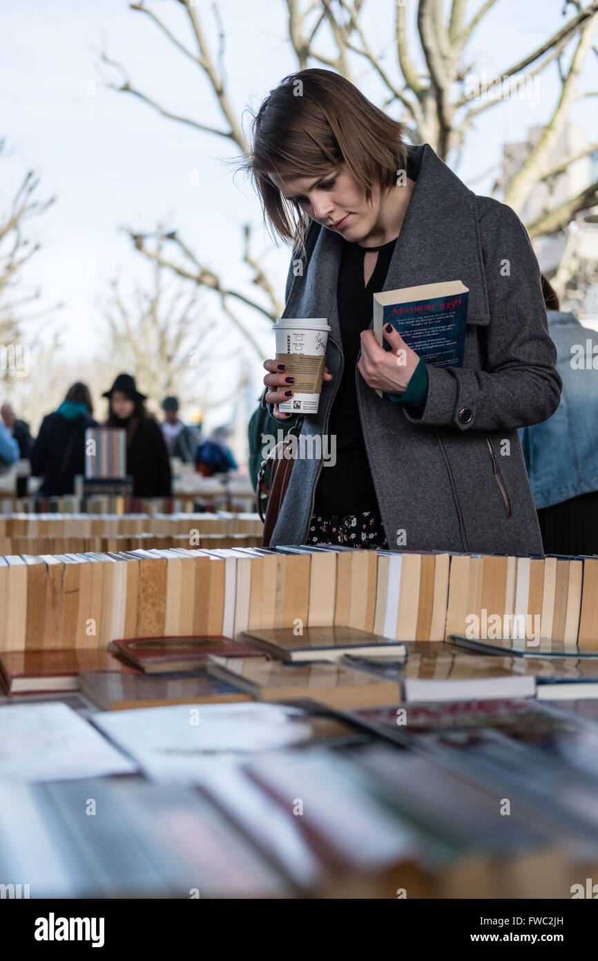 Woman and books hi-res stock photography and images - Alamy