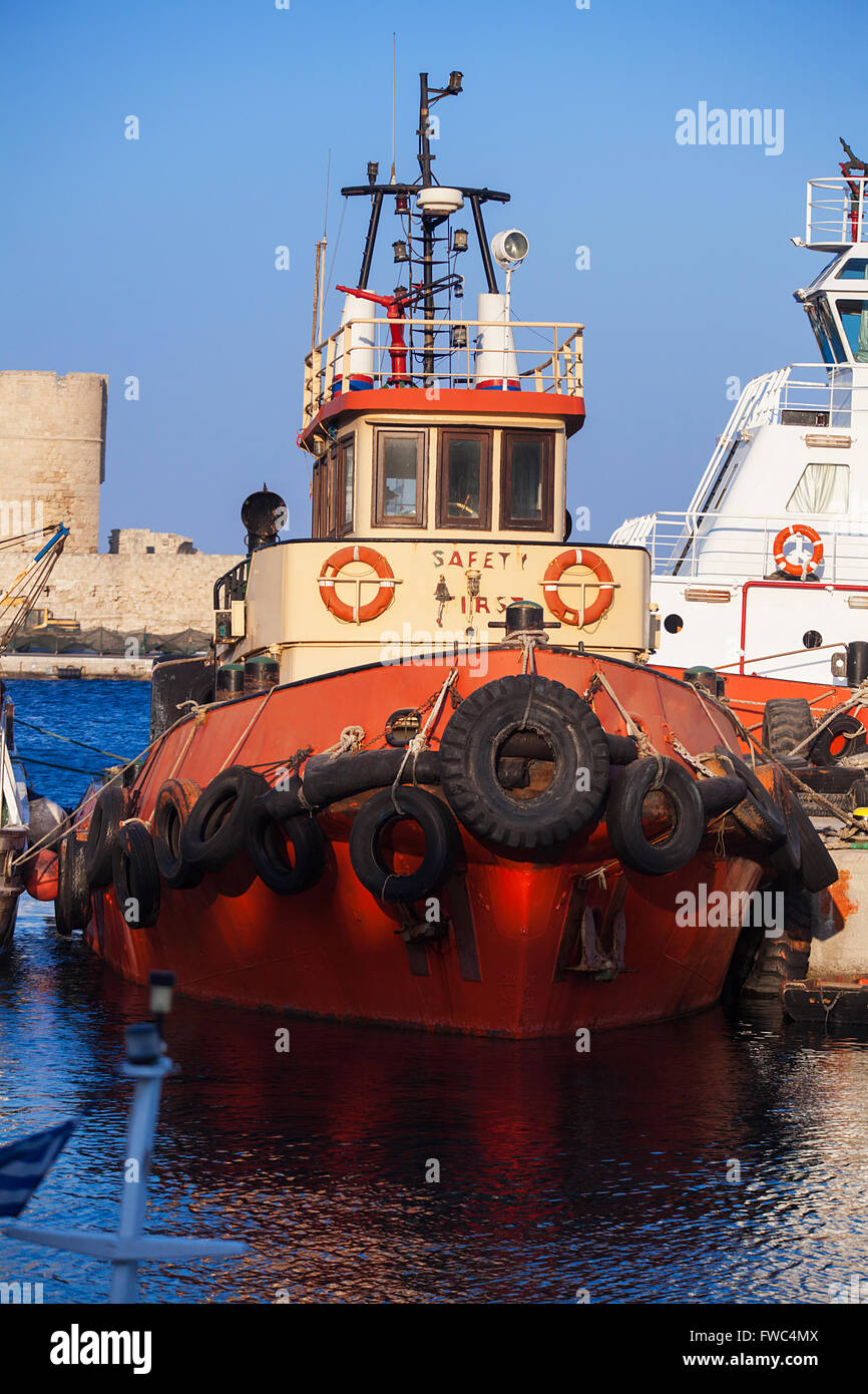 Tugboat shipping container barge hi-res stock photography and images ...