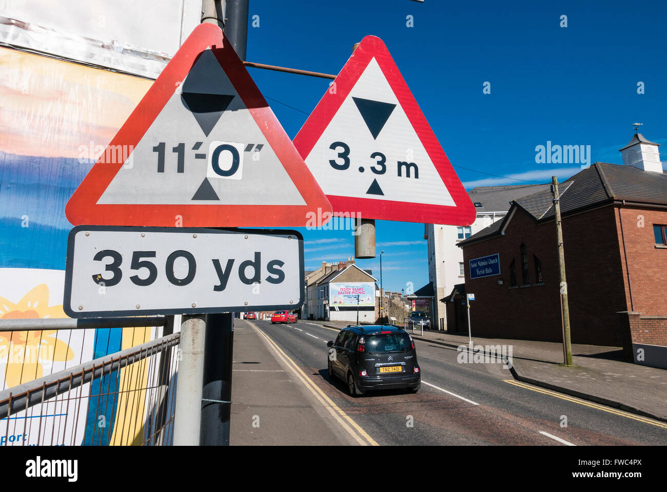 Height restriction sign hi-res stock photography and images - Alamy