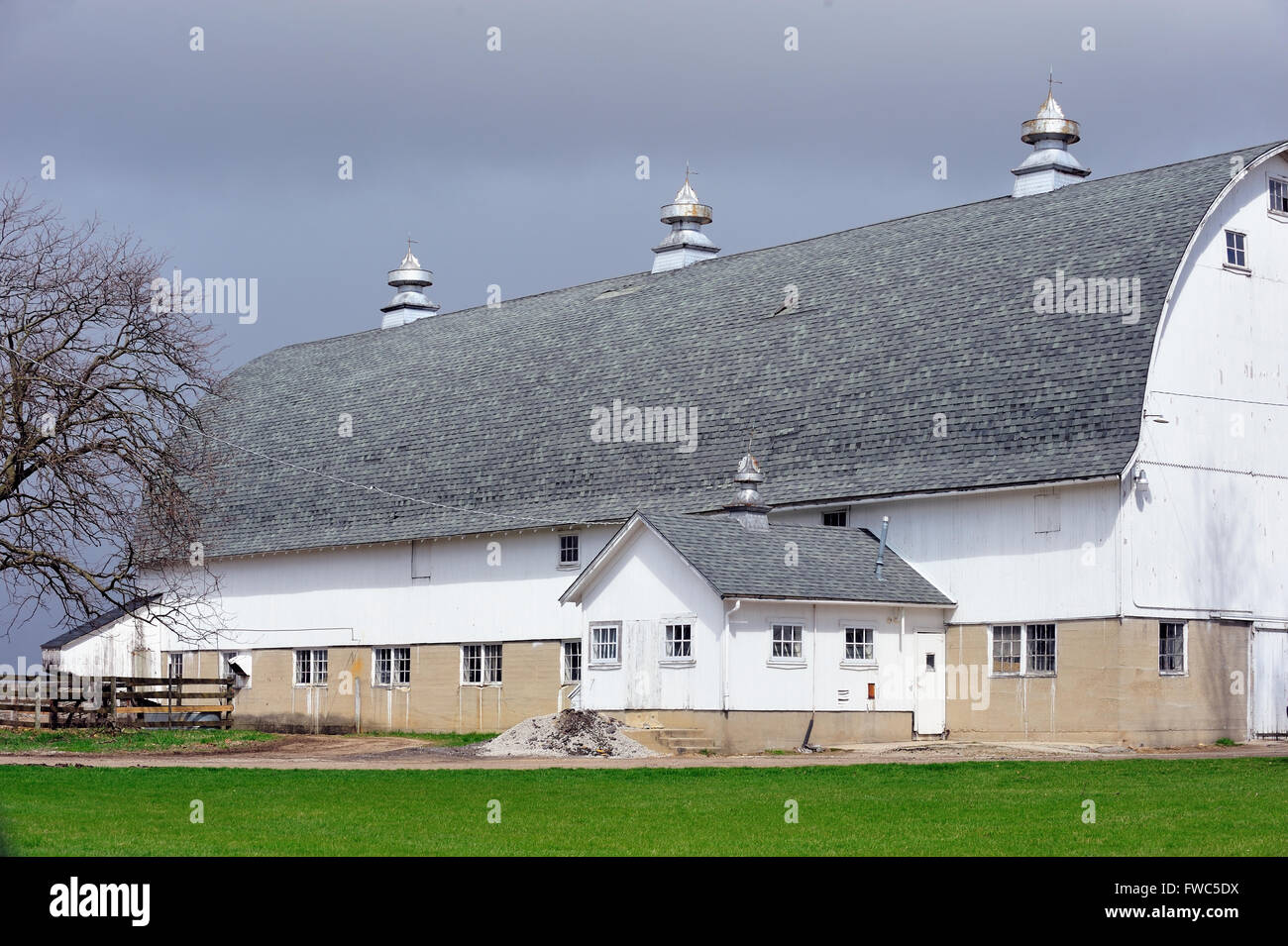 Rural usa barn storm hi-res stock photography and images - Alamy