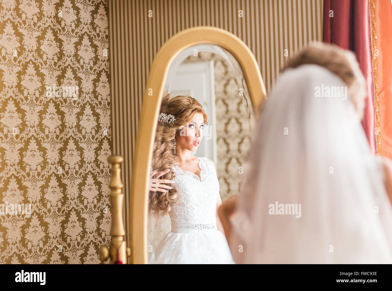Girl bride looks in mirror hi-res stock photography and images - Alamy