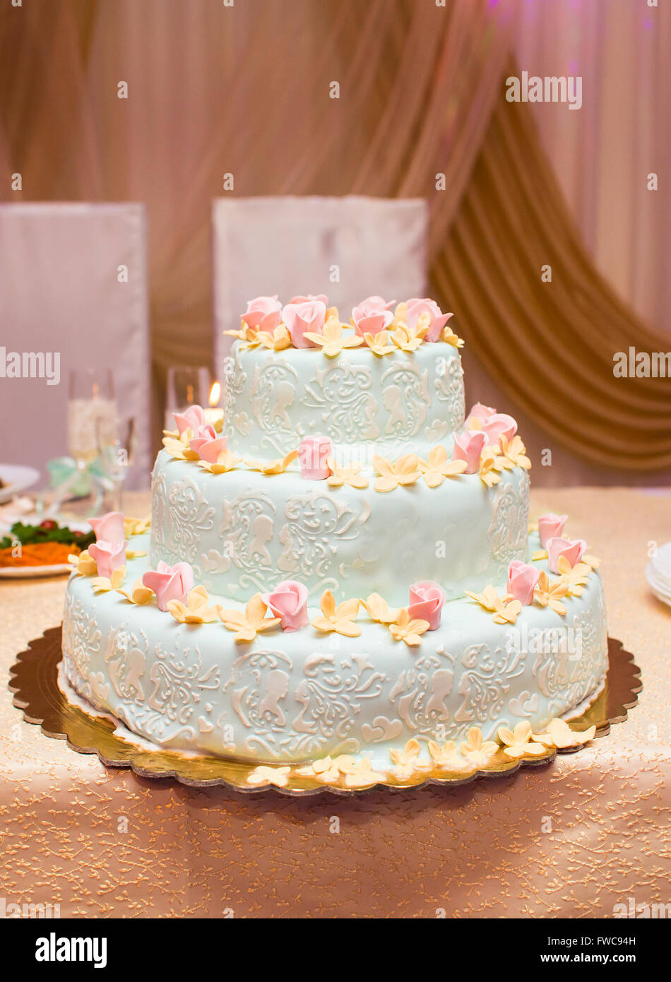 White Wedding Cake Stock Photo - Alamy
