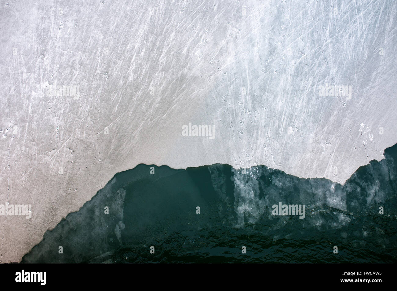 River partially frozen hi-res stock photography and images - Alamy