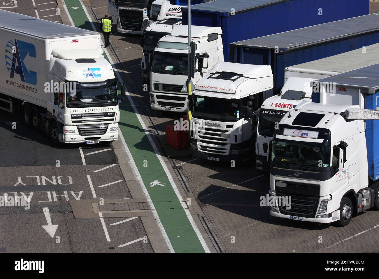 Truck terminal hi-res stock photography and images - Alamy