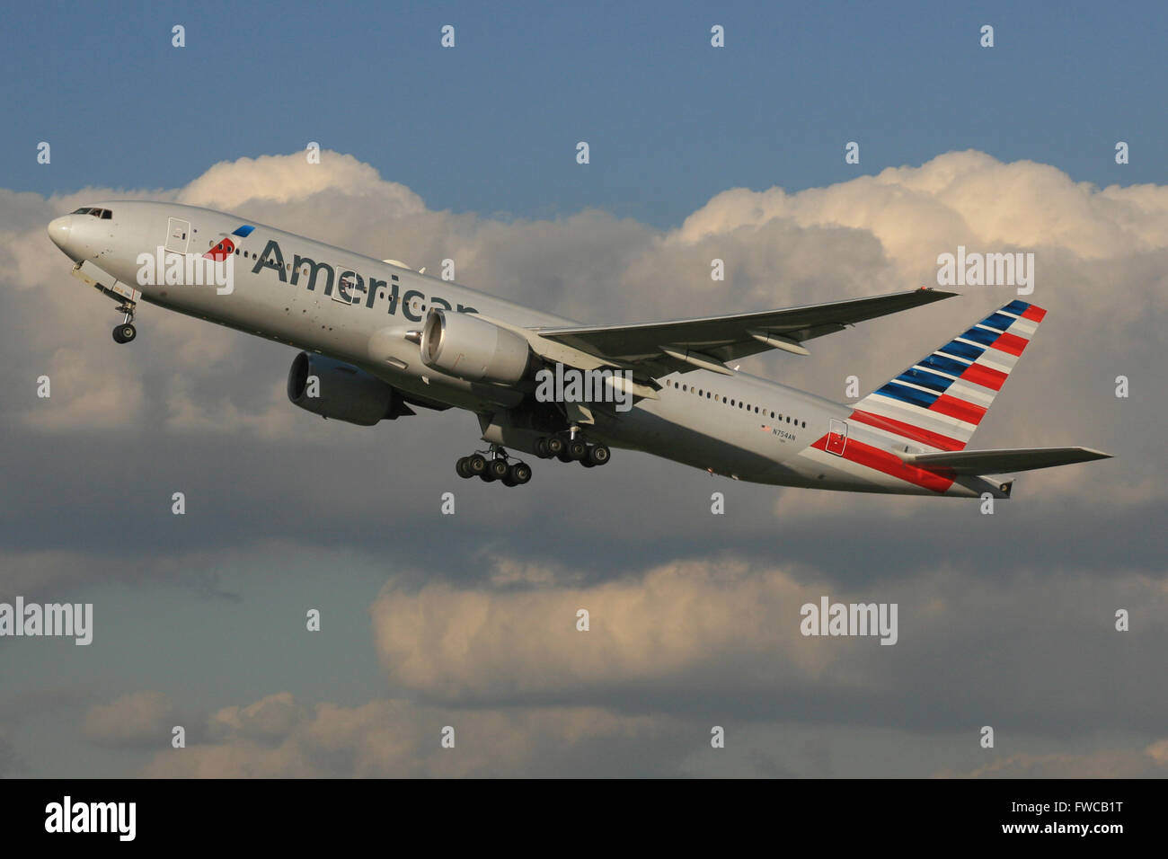 American airlines 777 landing hi-res stock photography and images - Alamy