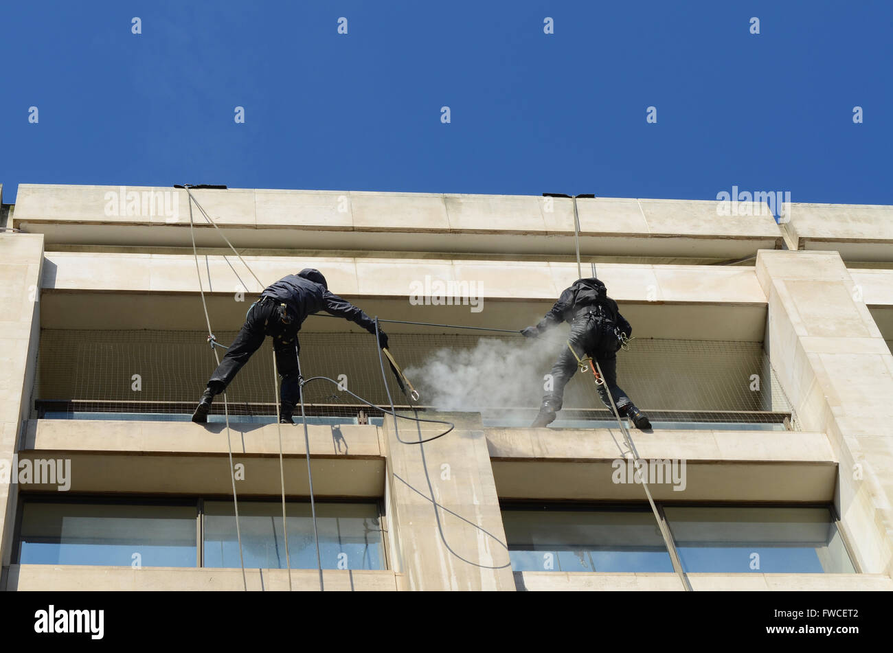 Rope access window cleaning hi-res stock photography and images - Alamy