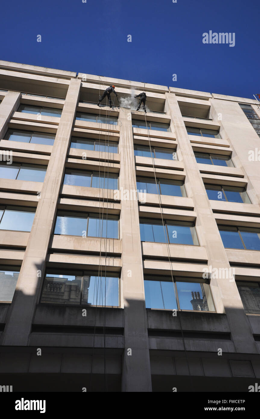 Man cleaning outside glass windows hi-res stock photography and images ...