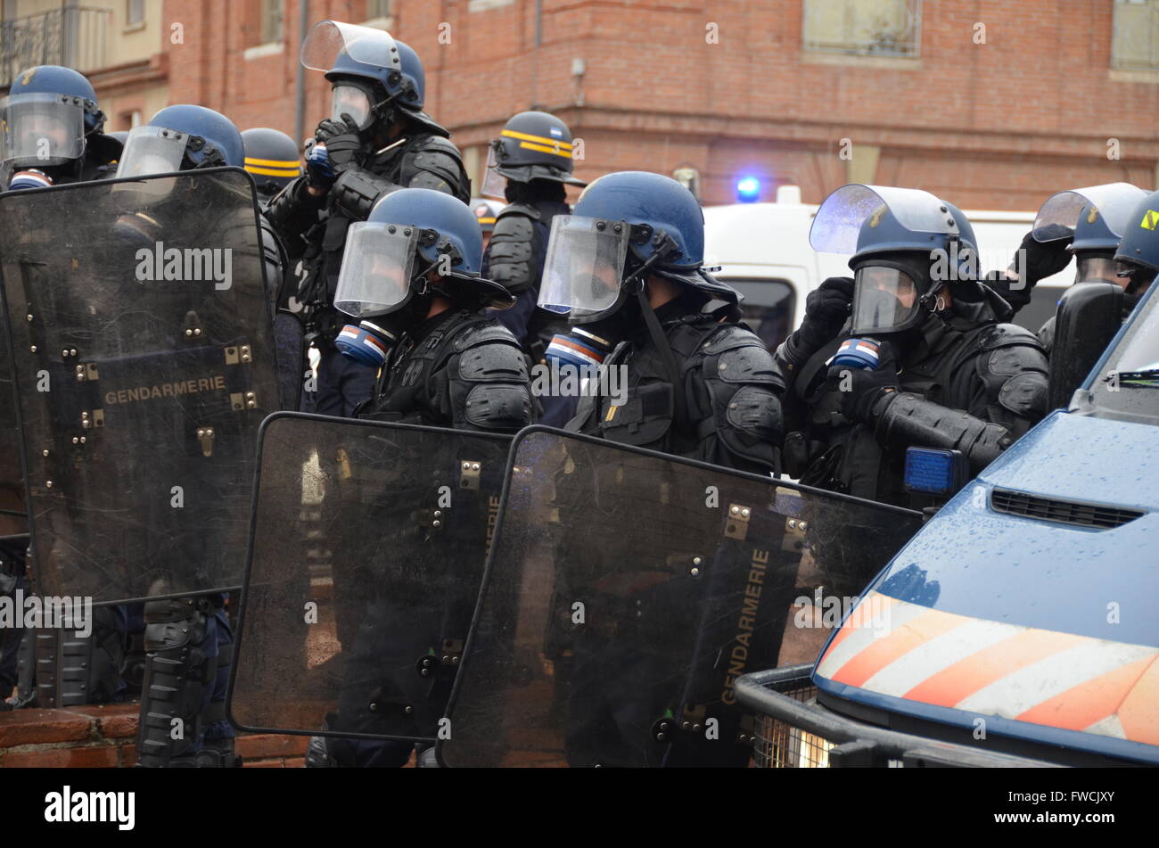 Police riot helmet gas mask hi-res stock photography and images - Alamy
