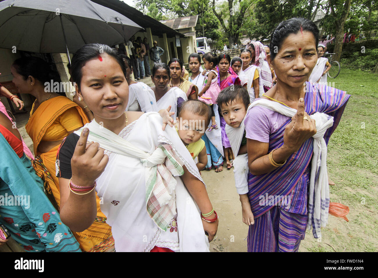 Indian women vote hi-res stock photography and images - Alamy