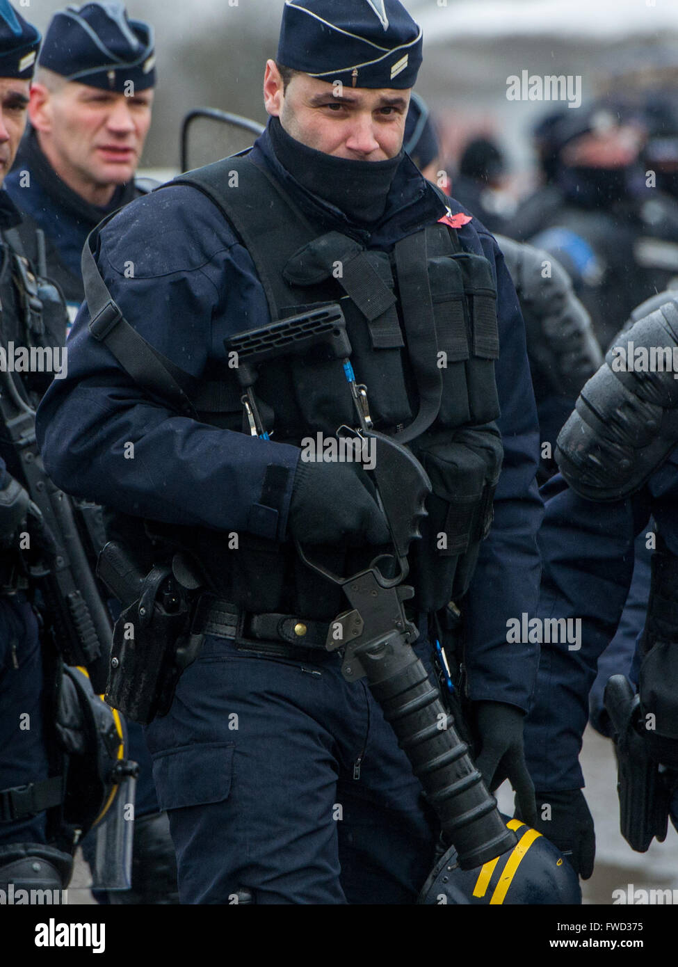 Riot police, bulldozers, activists and refugees on the fourth day of ...