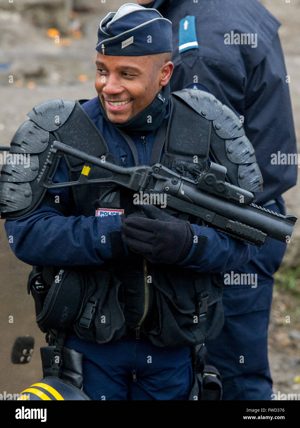 Riot police, bulldozers, activists and refugees on the fourth day of ...