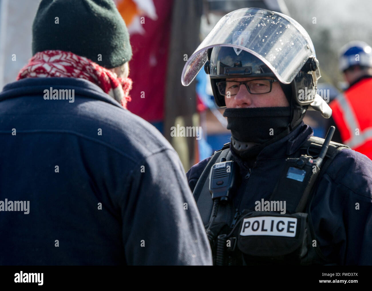Riot police, bulldozers, activists and refugees on the fourth day of ...