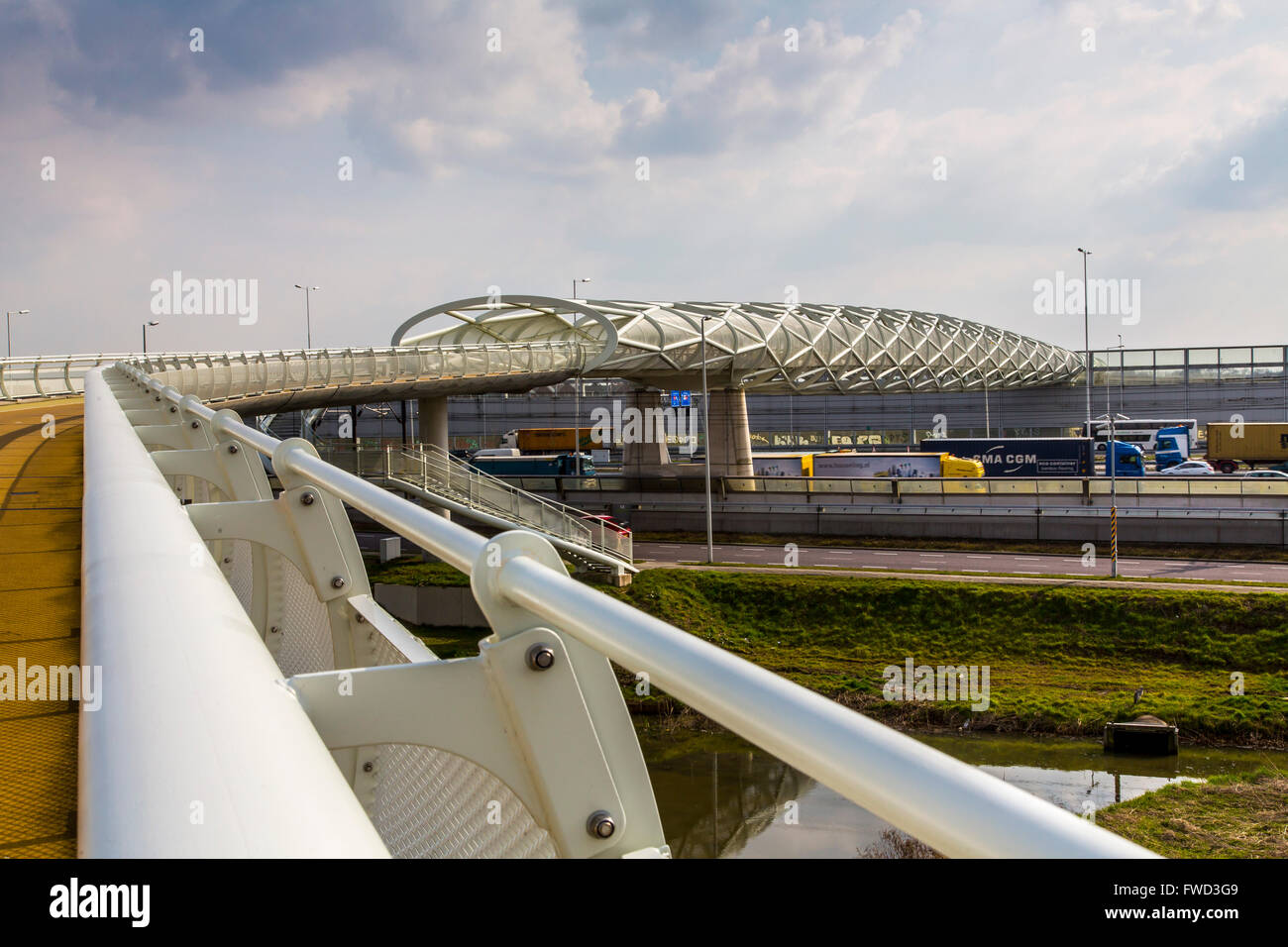 Modern architecture Bike path and footbridge De Groene Verbindingin ...