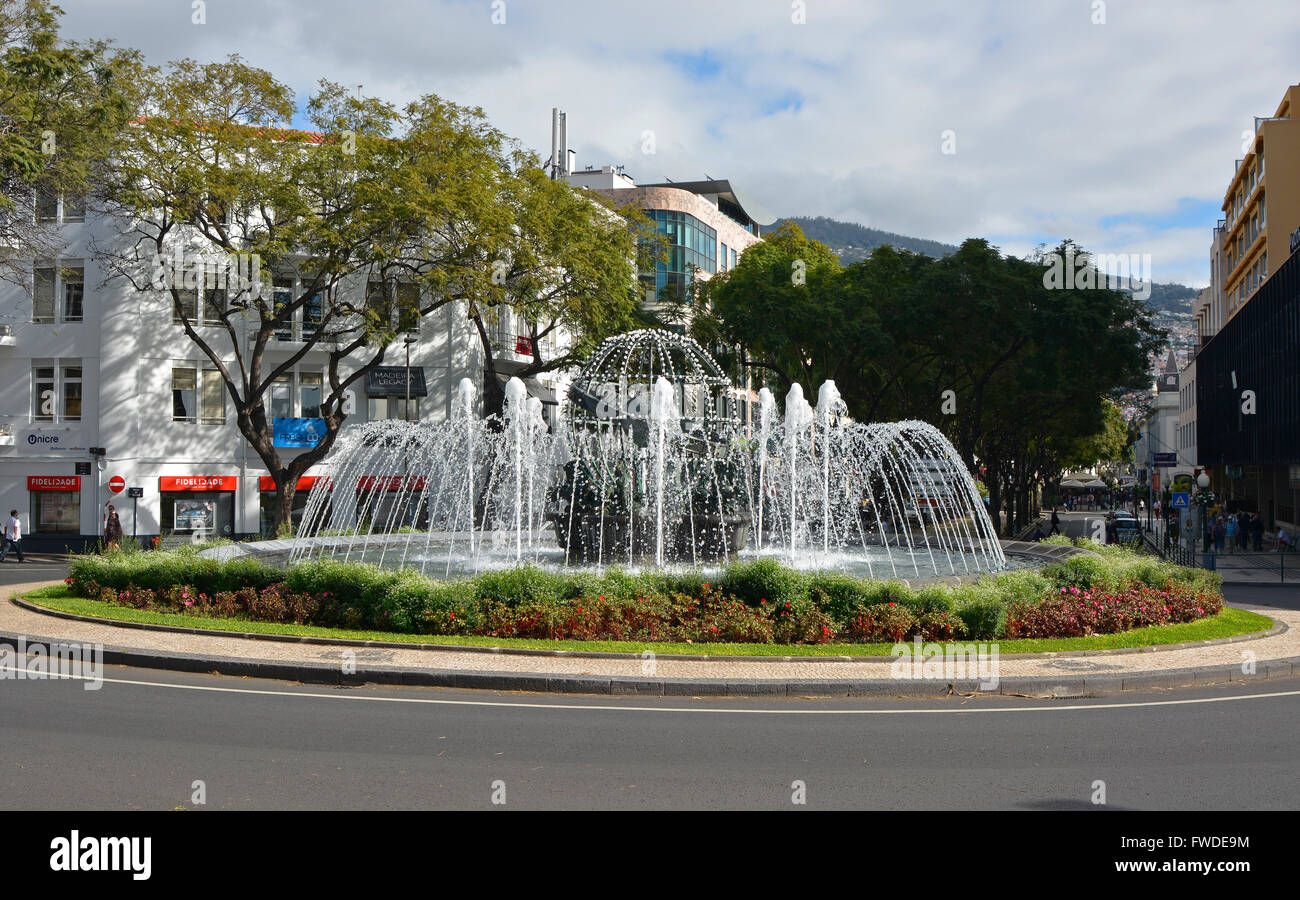 Roundabout with fountain hi-res stock photography and images - Alamy