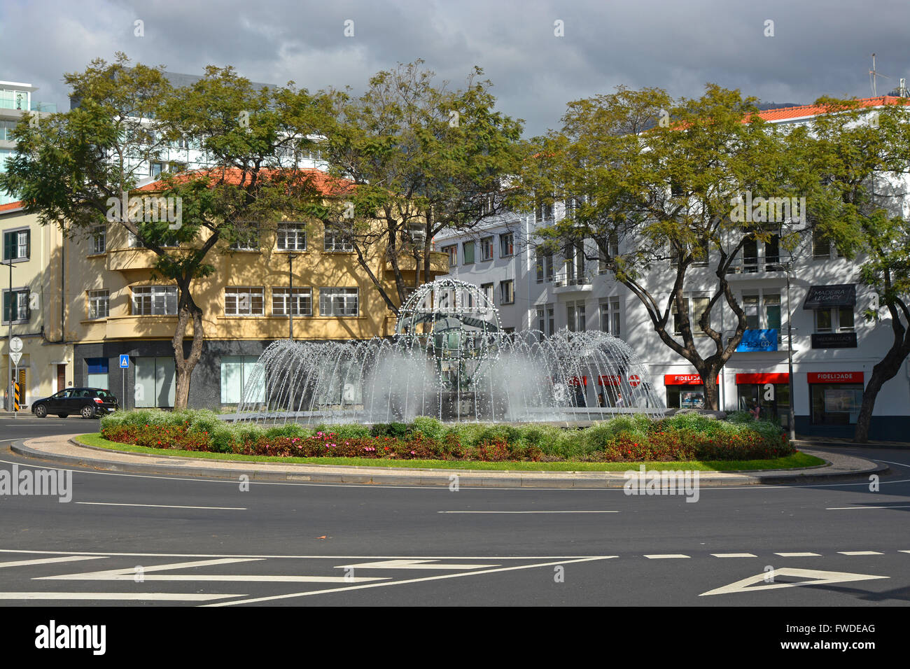 Fountain in middle of roundabout, Rotunda do Infante or Praca do ...