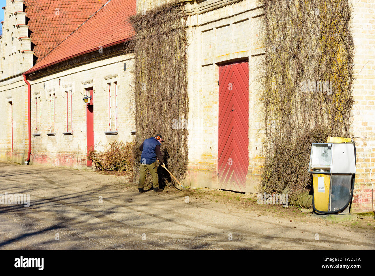Man candid outside hi-res stock photography and images - Alamy