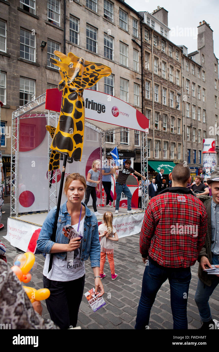 Edinburgh Festival: street performers on the Royal Mile Stock Photo - Alamy