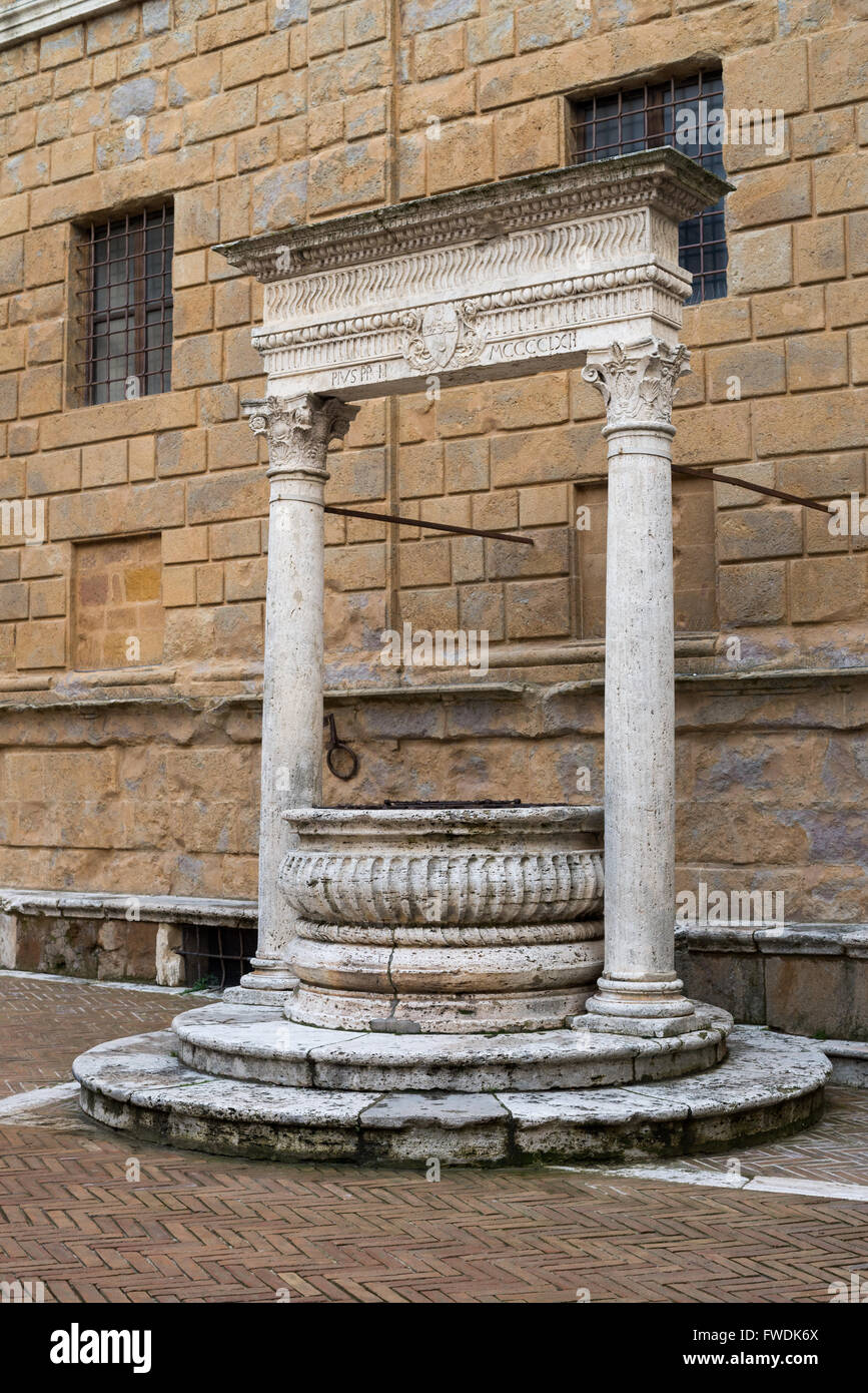 Well on the Piazza Pio II, Pienza, Tuscany, Italy, Europe Stock Photo ...