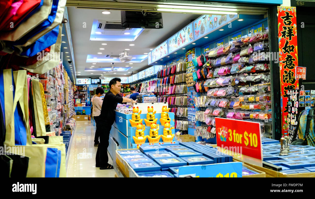Shopping in Chinatown, Singapore Stock Photo - Alamy