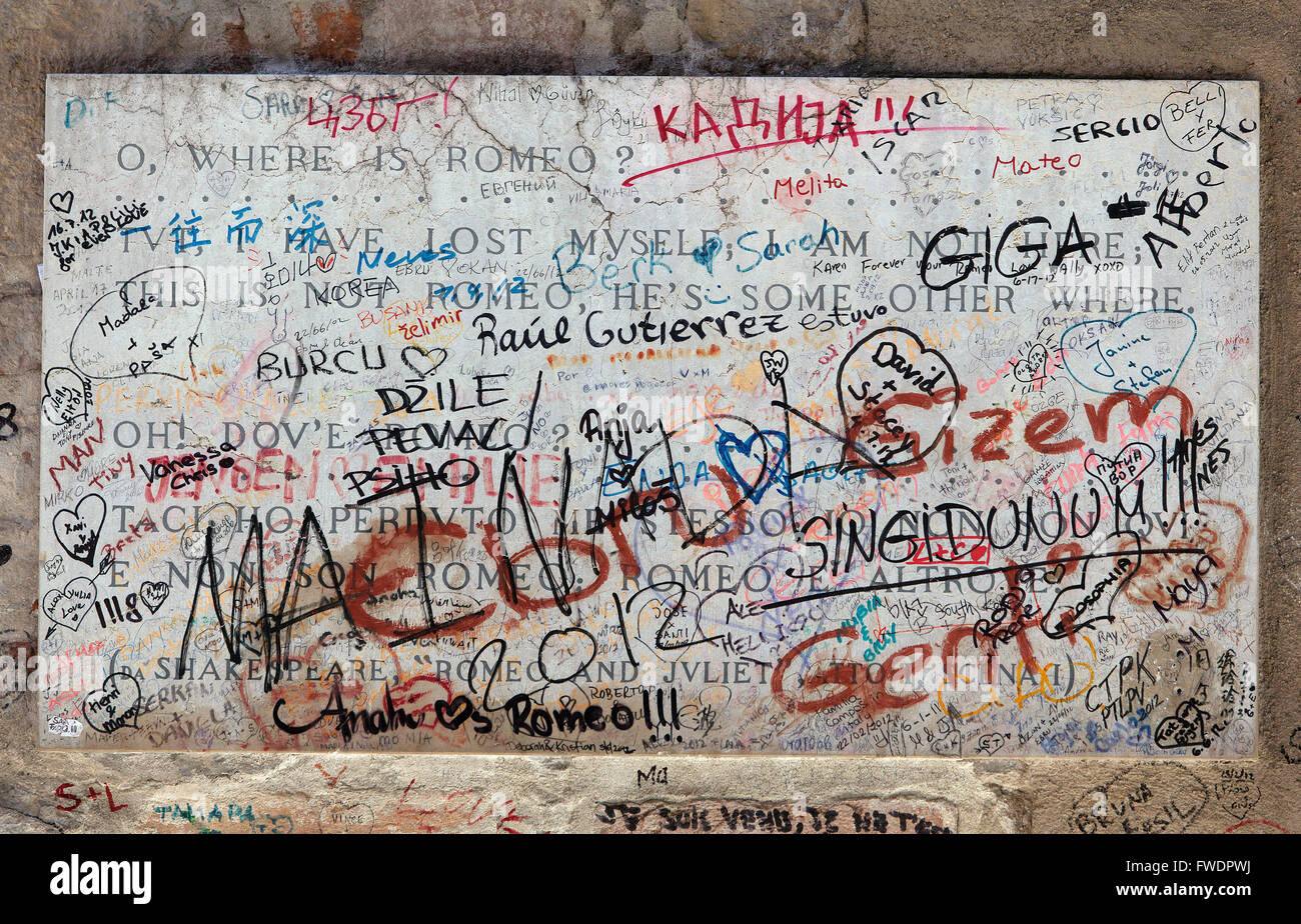 Verona,Italy: graffiti on Romeo's house Stock Photo - Alamy