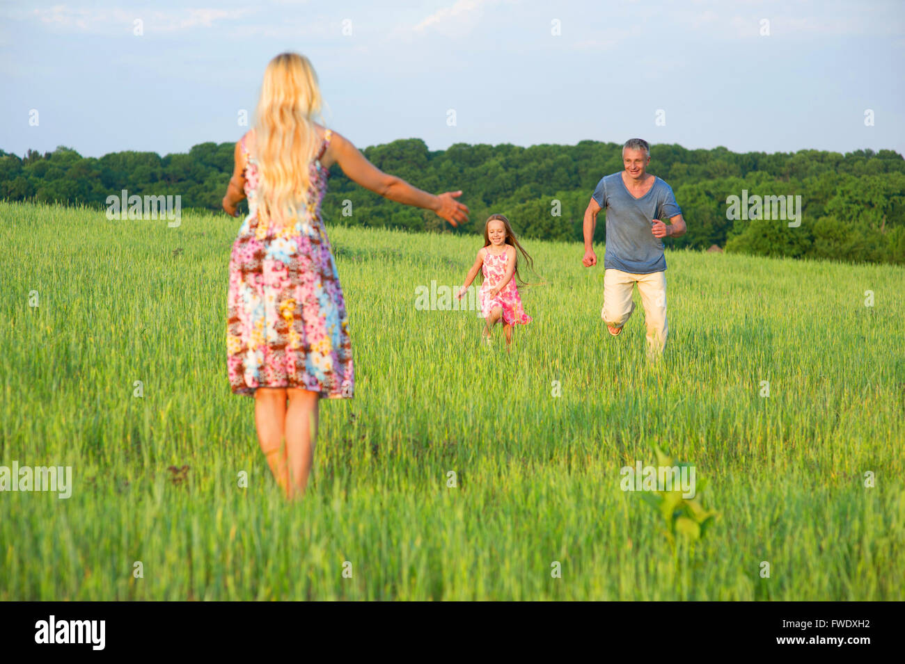 Dad and daughter running Stock Photo - Alamy