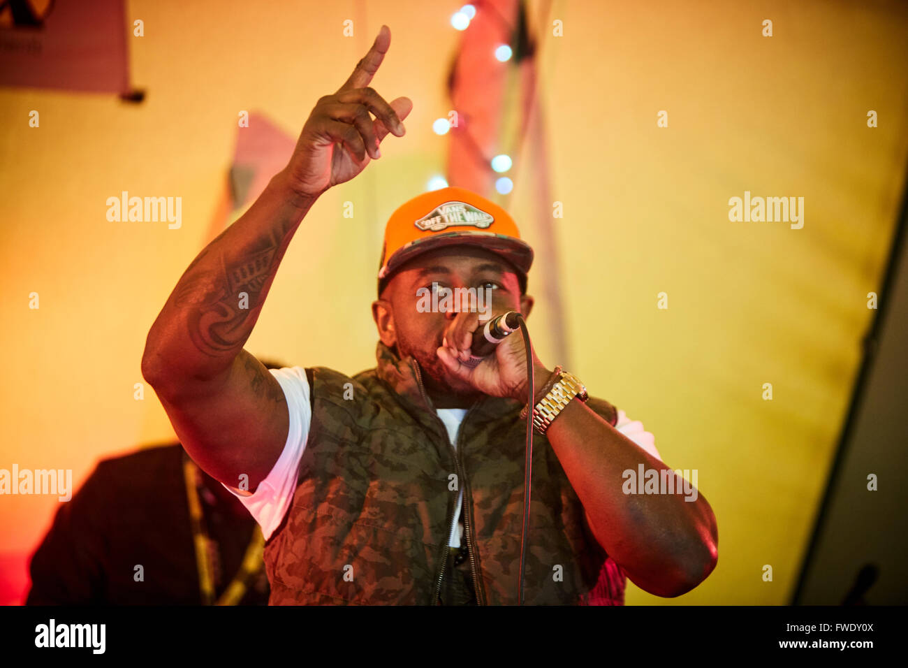 Rapping hi-res stock photography and images - Alamy