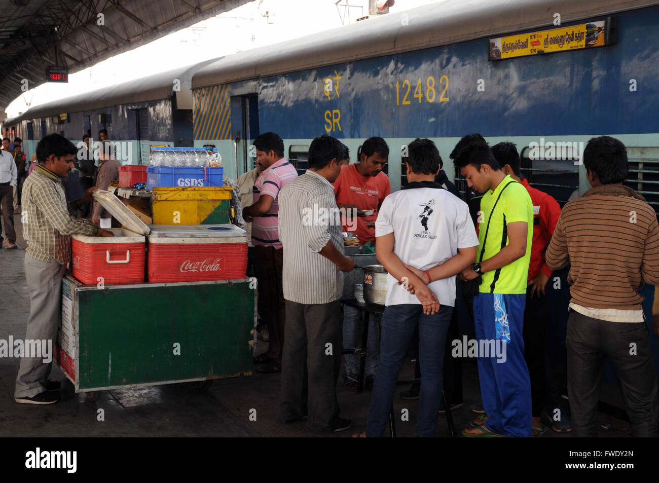 Indian railway food hi-res stock photography and images - Alamy