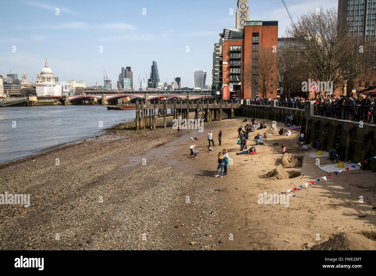 Beach by river thames hi-res stock photography and images - Alamy