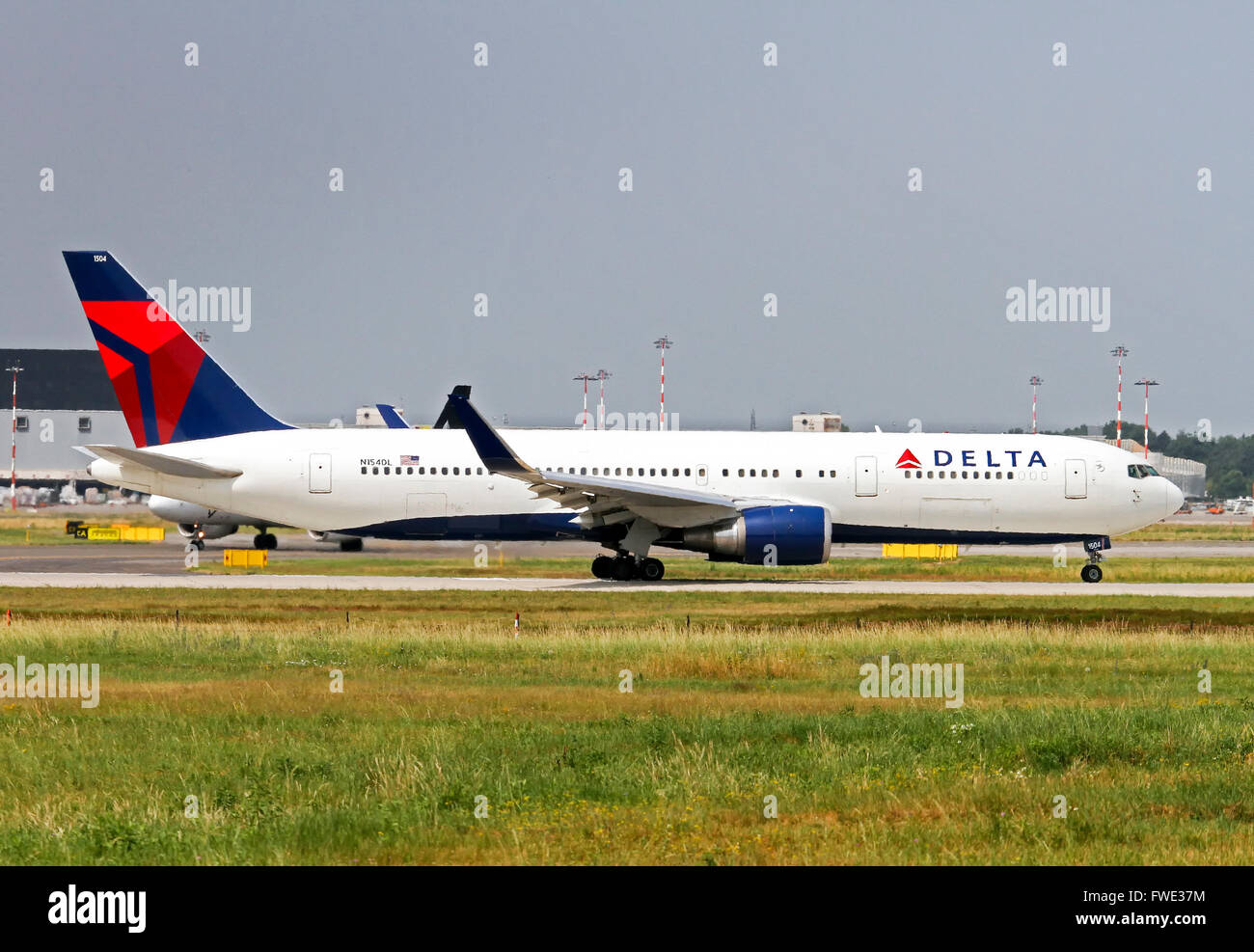 Delta airlines boeing 767 300 hi-res stock photography and images - Alamy