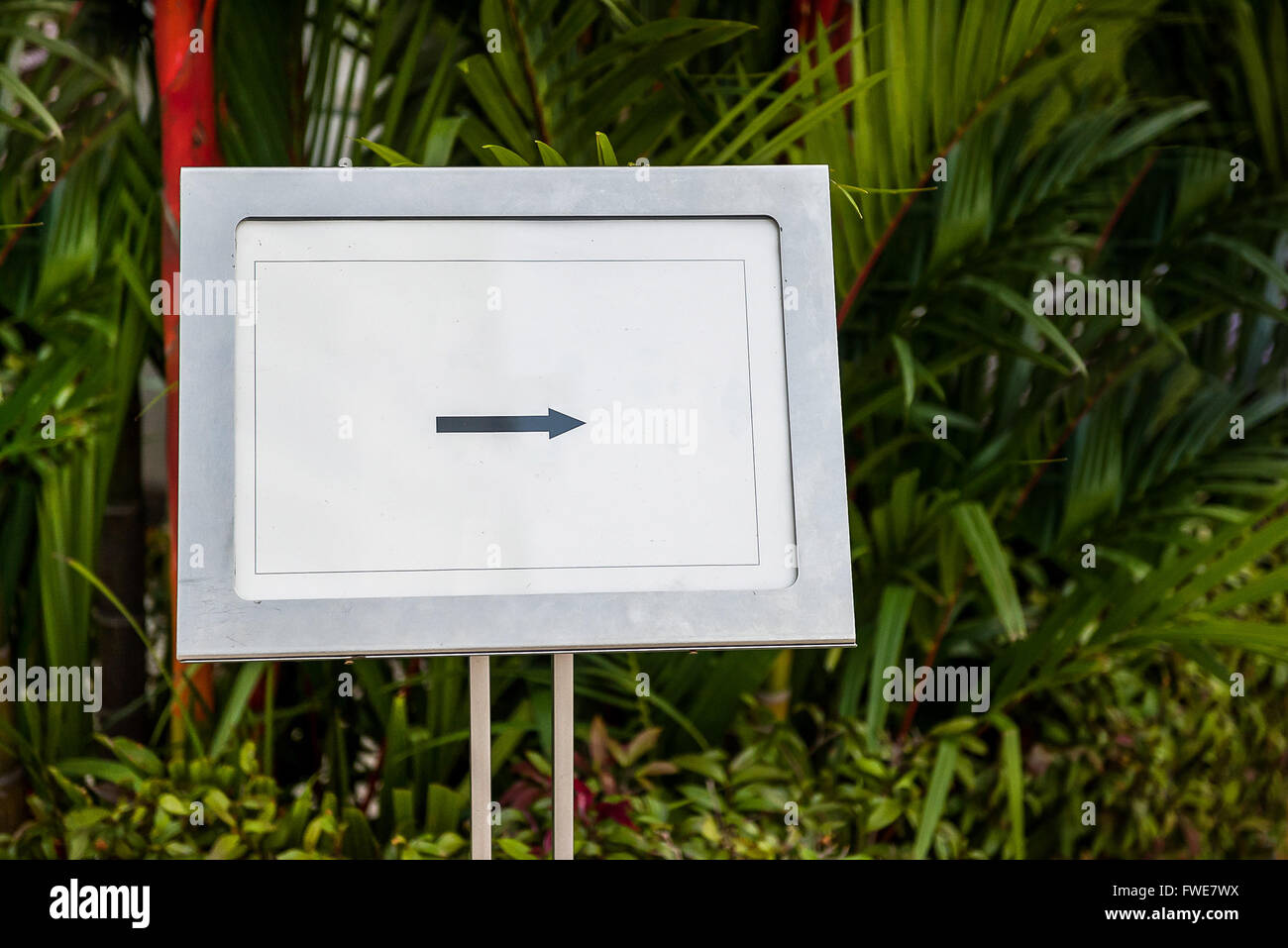 White sign board with arrow sign pointing to right Stock Photo - Alamy