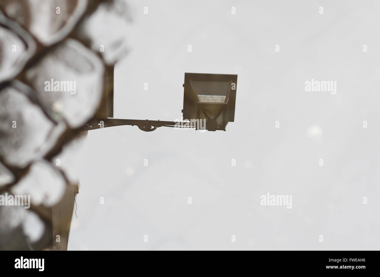 Puddle reflecting street light hi-res stock photography and images - Alamy