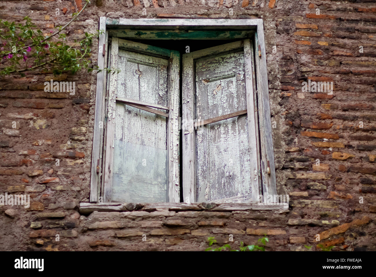 Broken shutters hi-res stock photography and images - Alamy