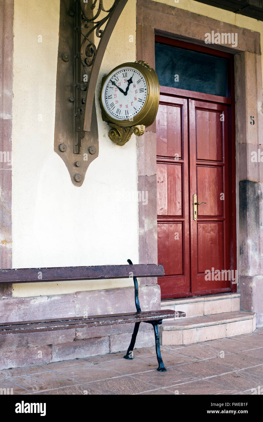 Train waiting area hi-res stock photography and images - Alamy