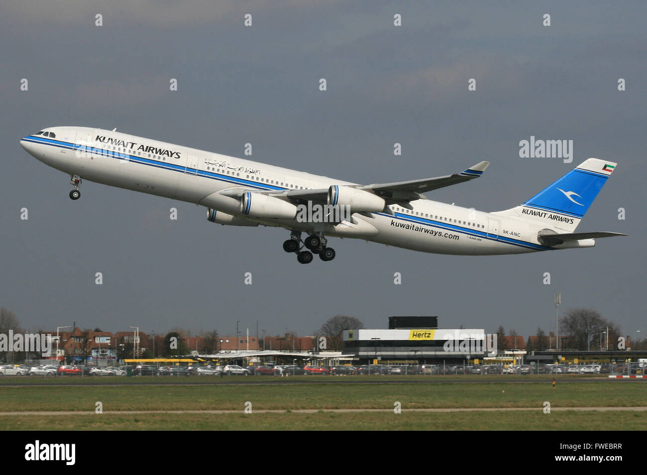 Kuwait airways airbus a340 landing hi-res stock photography and images ...