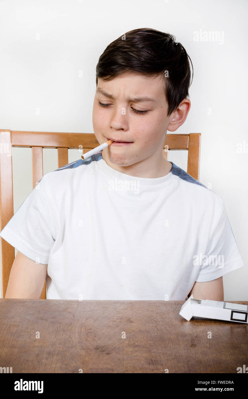 Teen smoking cigarettes hi-res stock photography and images - Alamy