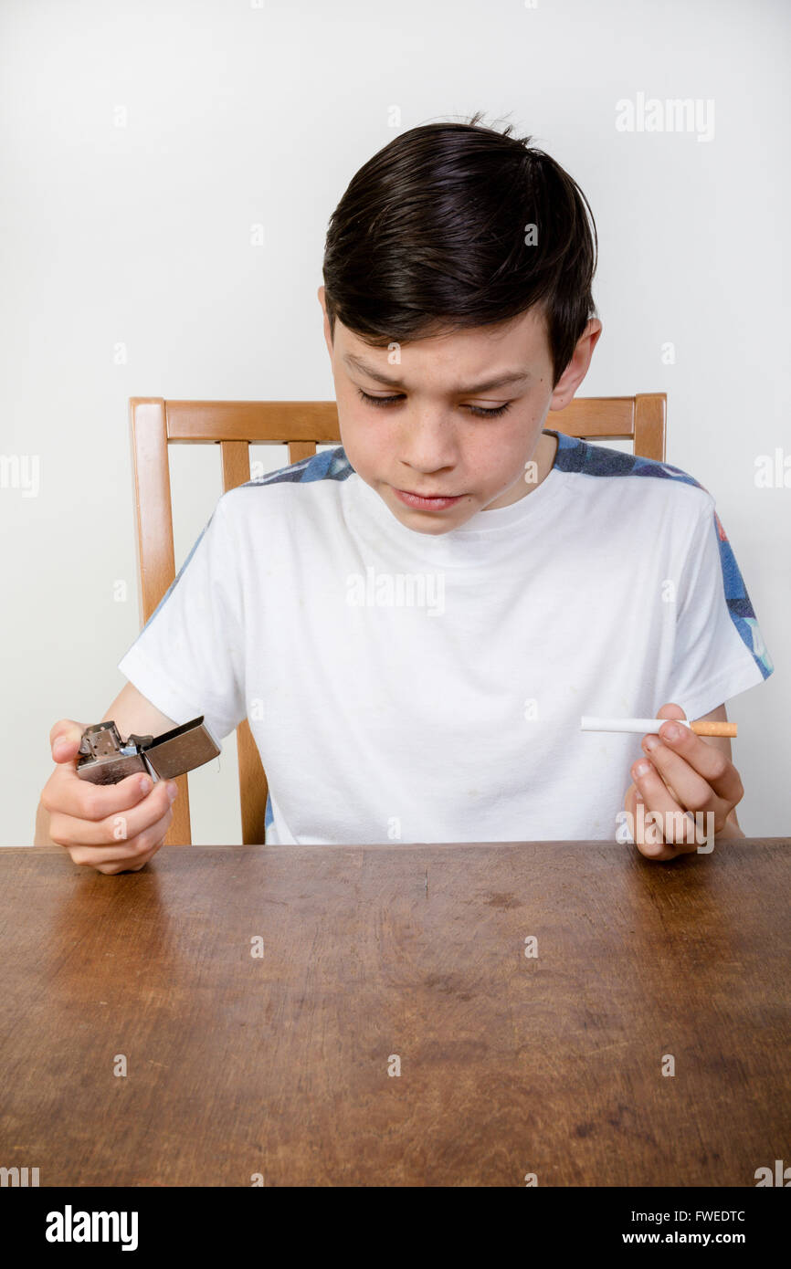 Underage smoke hi-res stock photography and images - Alamy