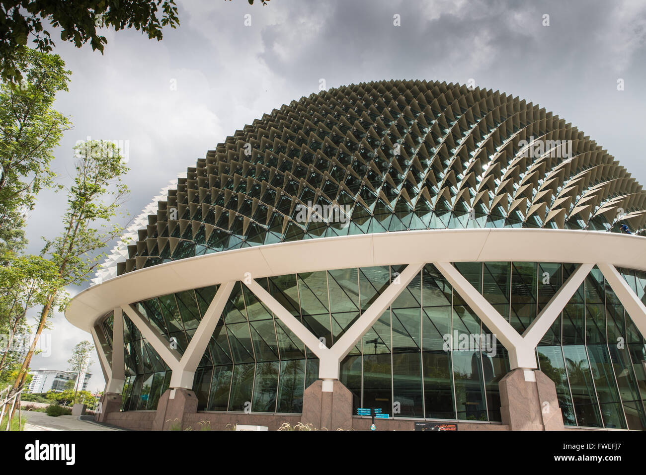 Round building singapore hi-res stock photography and images - Alamy