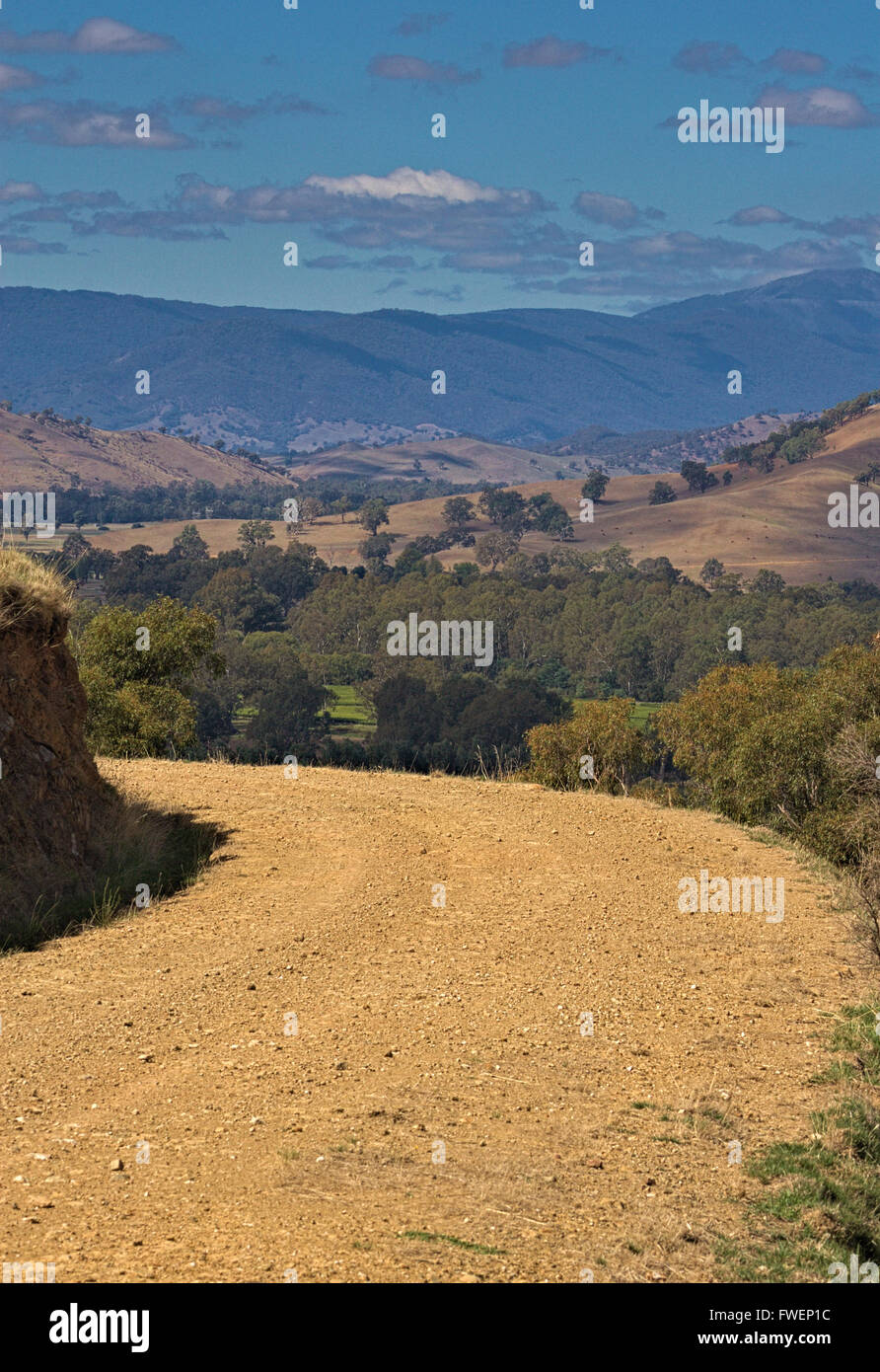 Unsealed farm road, looking out over the Australian countryside Stock ...