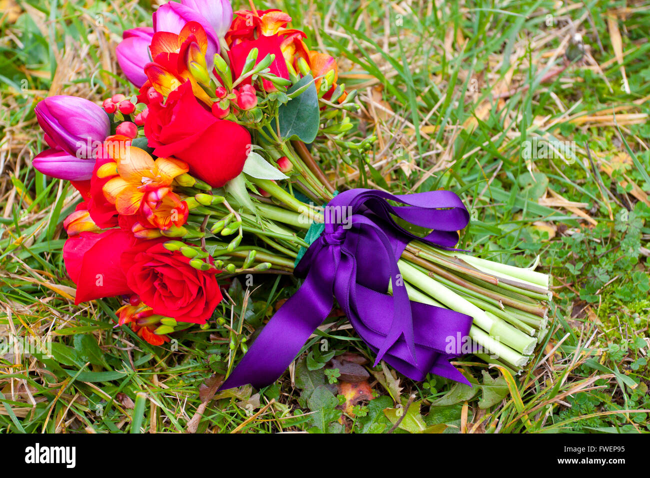 Wedding flowers on grass bouquet hi-res stock photography and images ...