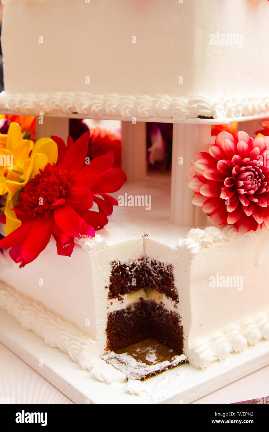 Wedding cake slice missing hi-res stock photography and images - Alamy