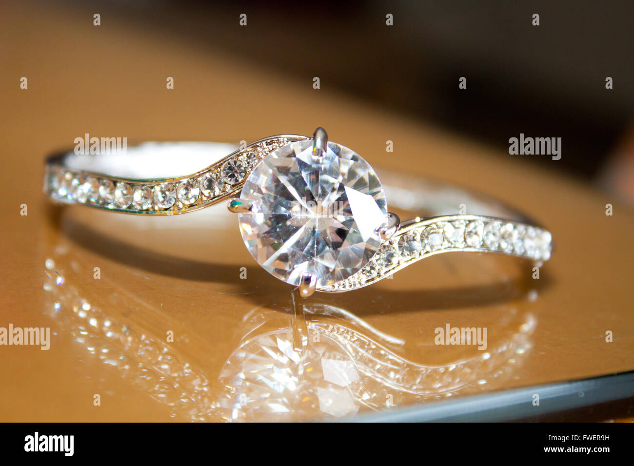 Diamond wedding rings hi-res stock photography and images - Alamy