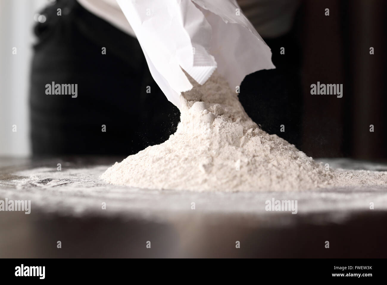 Pours flour hi-res stock photography and images - Alamy