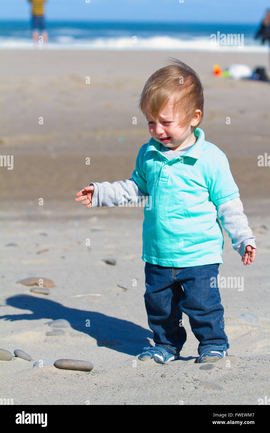 Crying kid beach hi-res stock photography and images - Alamy