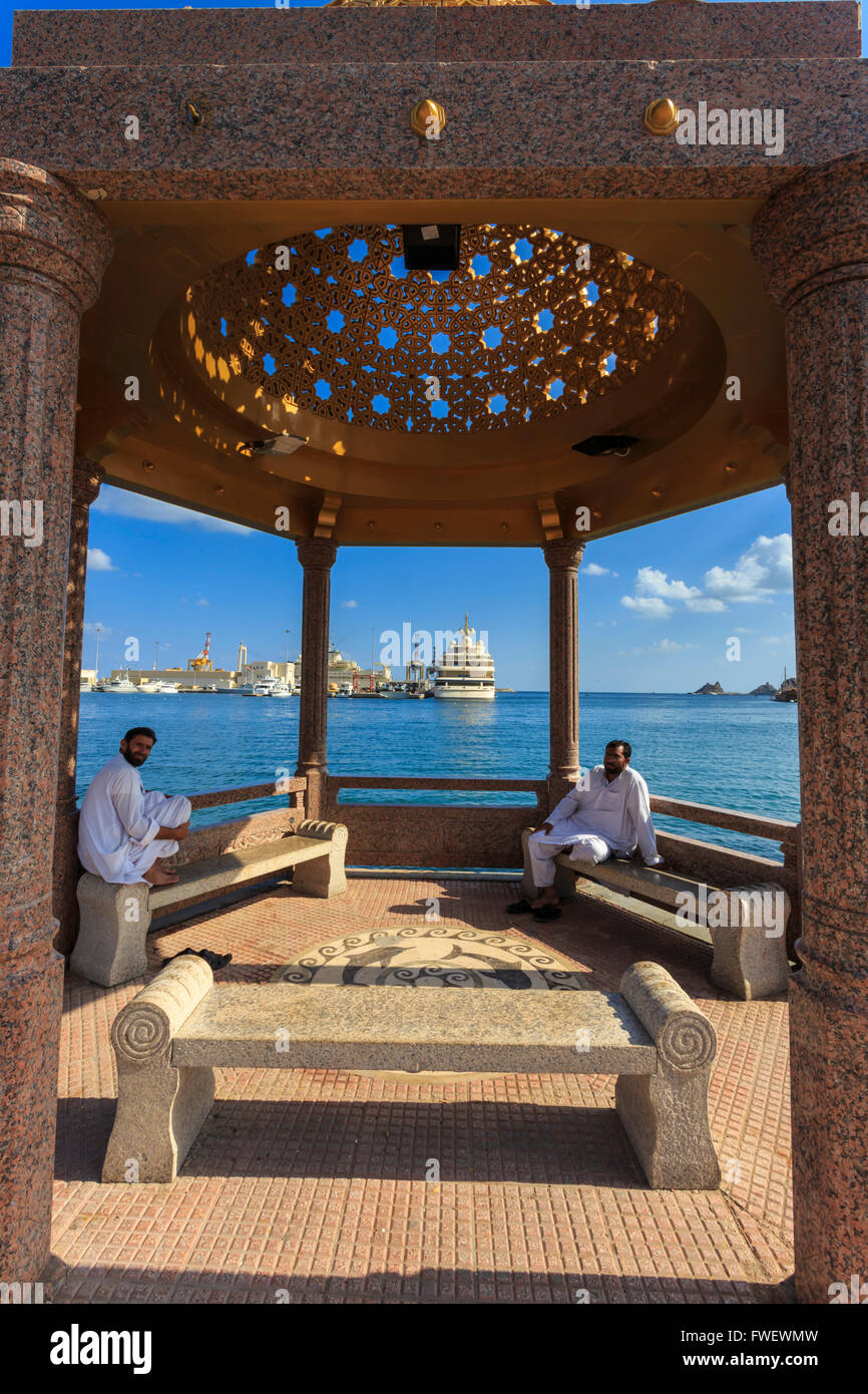 Dishdasha hi-res stock photography and images - Alamy