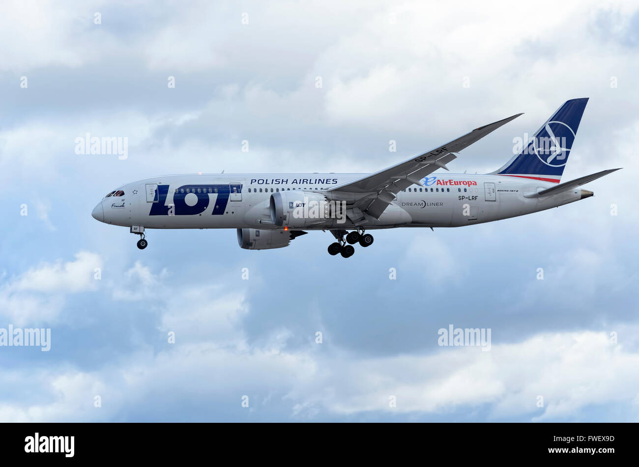Boeing 787 dreamliner side view hi-res stock photography and images - Alamy